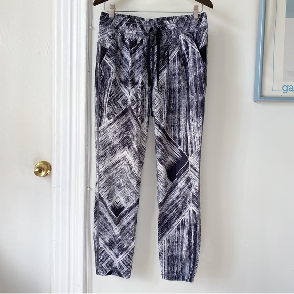 lululemon athletica | Pants & Jumpsuits | Euc Lululemon Womens Namaskar ...